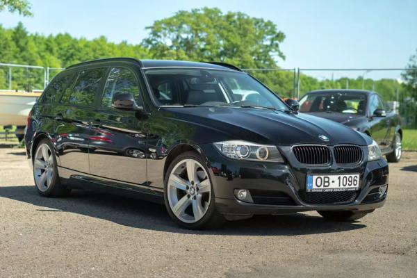 Black BMW 318 2012 in Liepaja, with an engine capacity of 2.00 L and mileage of 266 thousand km for 6250 €, photo 5 on AUTOMOTO.COM.LV