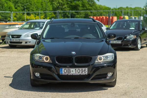 Black BMW 318 2012 in Liepaja, with an engine capacity of 2.00 L and mileage of 266 thousand km for 6250 €, photo 6 on AUTOMOTO.COM.LV