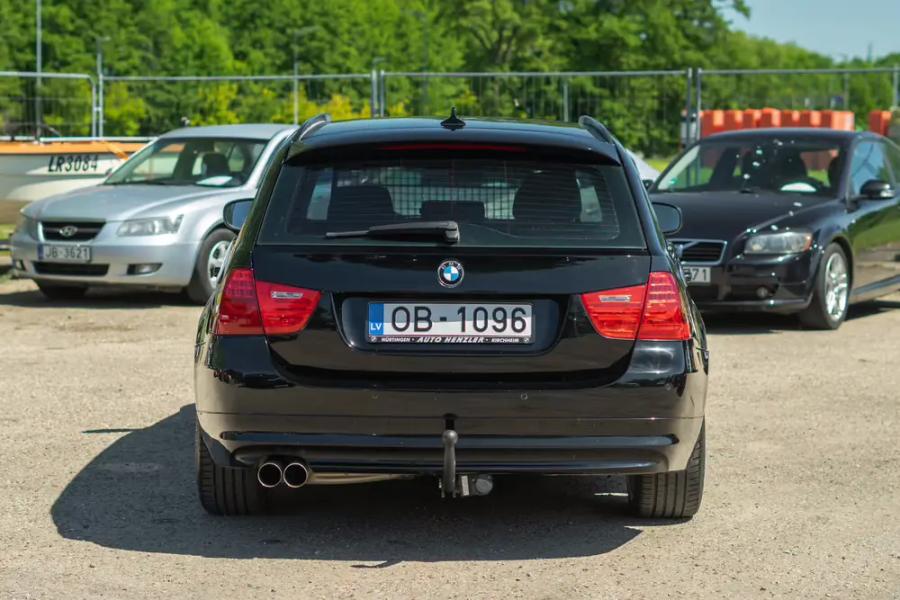 Black BMW 318 2012 in Liepaja, with an engine capacity of 2.00 L and mileage of 266 thousand km for 6250 €, photo 4 on AUTOMOTO.COM.LV
