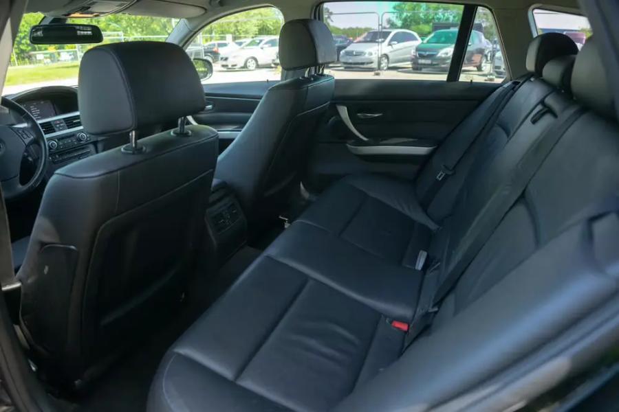 Black BMW 318 2012 in Liepaja, with an engine capacity of 2.00 L and mileage of 266 thousand km for 6250 €, photo 11 on AUTOMOTO.COM.LV