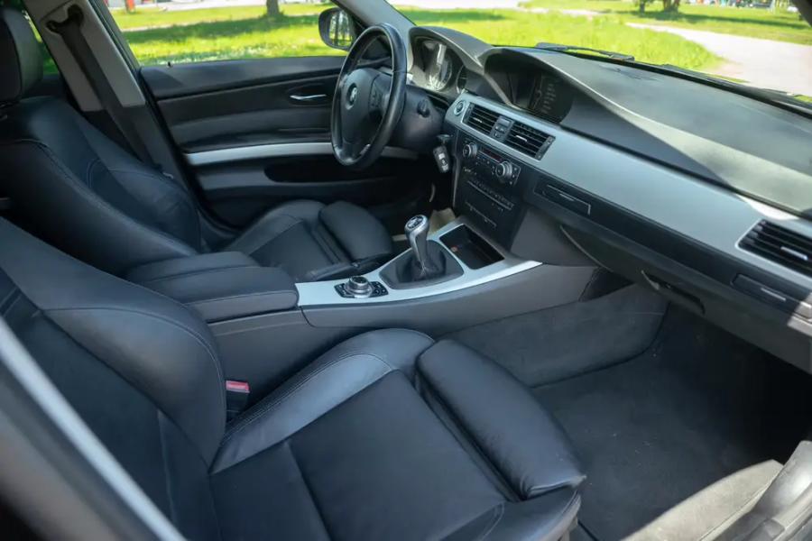 Black BMW 318 2012 in Liepaja, with an engine capacity of 2.00 L and mileage of 266 thousand km for 6250 €, photo 14 on AUTOMOTO.COM.LV