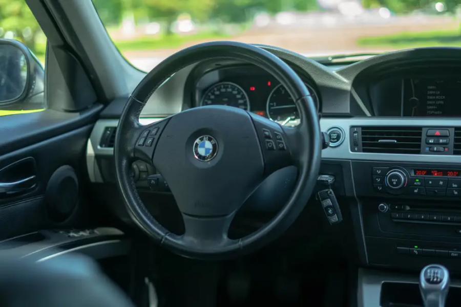 Black BMW 318 2012 in Liepaja, with an engine capacity of 2.00 L and mileage of 266 thousand km for 6250 €, photo 16 on AUTOMOTO.COM.LV