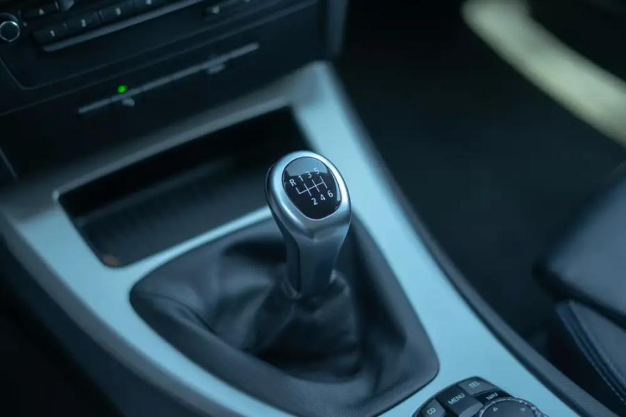 Black BMW 318 2012 in Liepaja, with an engine capacity of 2.00 L and mileage of 266 thousand km for 6250 €, photo 19 on AUTOMOTO.COM.LV