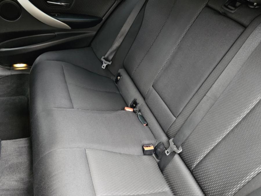 Black BMW 318 2012 in Riga, with an engine capacity of 2.00 L and mileage of 265 thousand km for 7490 €, photo 15 on AUTOMOTO.COM.LV
