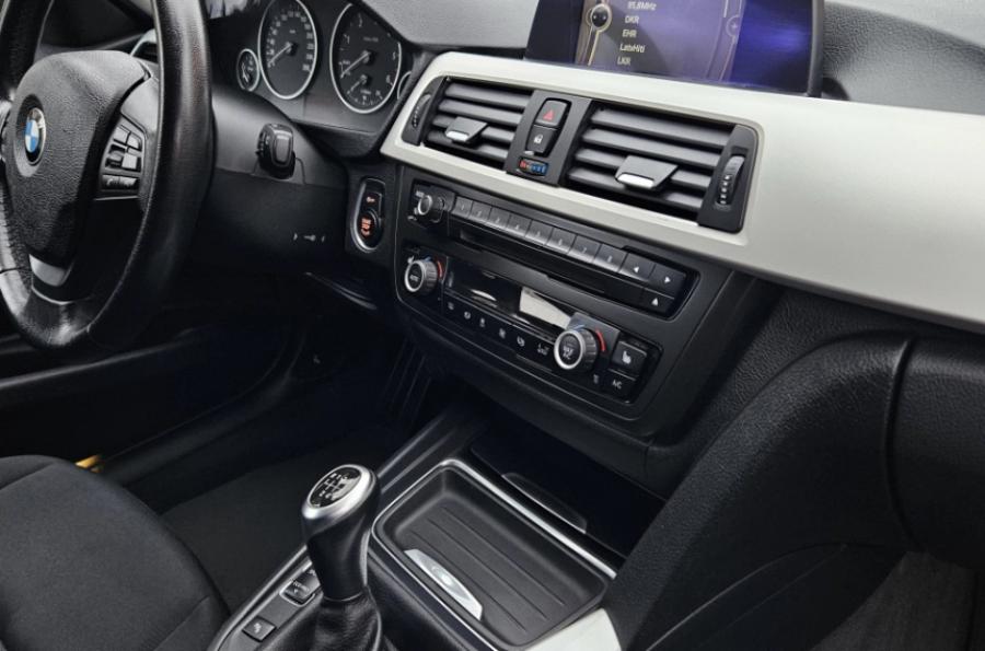 Black BMW 318 2012 in Riga, with an engine capacity of 2.00 L and mileage of 265 thousand km for 7490 €, photo 26 on AUTOMOTO.COM.LV
