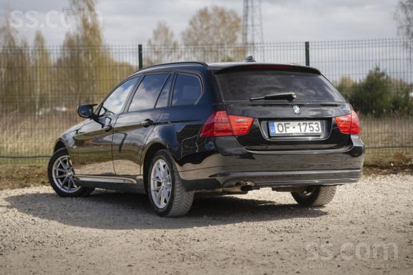 Black BMW 318 2012 in Riga, with an engine capacity of 2.00 L and mileage of 284 thousand km for 6390 €, photo 4 on AUTOMOTO.COM.LV
