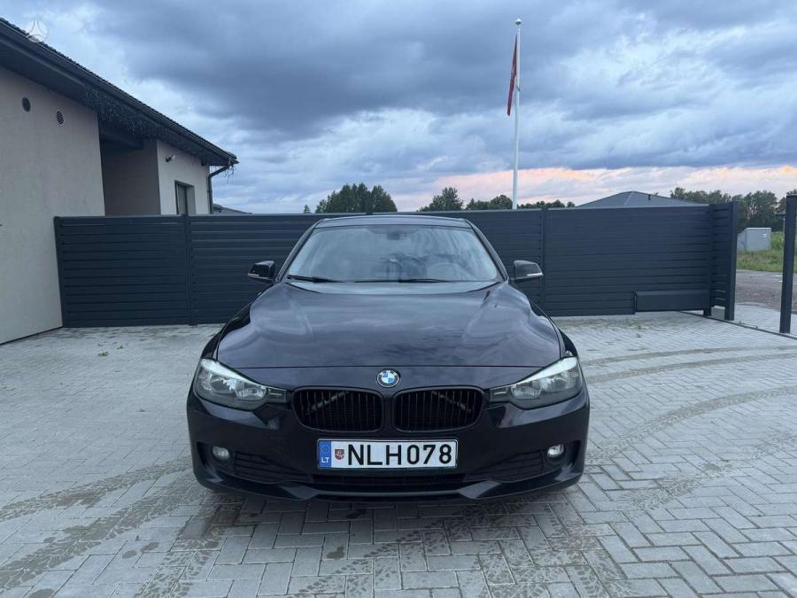 Black BMW 318 2013 in Kaunas, with an engine capacity of 2.00 L and mileage of 268 thousand km for 4500 €, photo 3 on AUTOMOTO.COM.LV