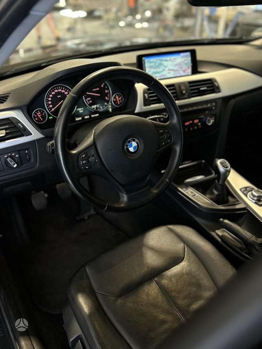 Black BMW 318 2013 in Kaunas, with an engine capacity of 2.00 L and mileage of 236 thousand km for 7000 €, photo 18 on AUTOMOTO.COM.LV