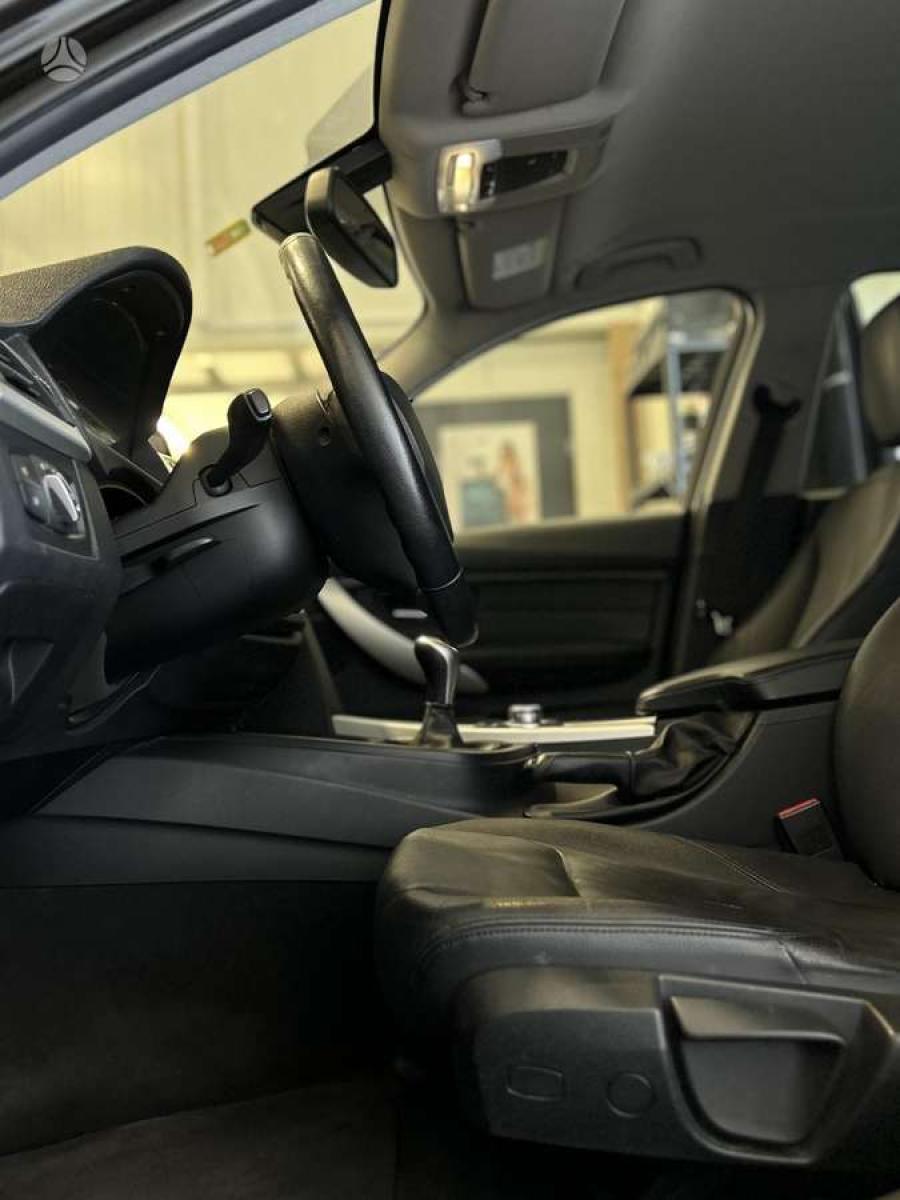 Black BMW 318 2013 in Kaunas, with an engine capacity of 2.00 L and mileage of 236 thousand km for 7000 €, photo 19 on AUTOMOTO.COM.LV
