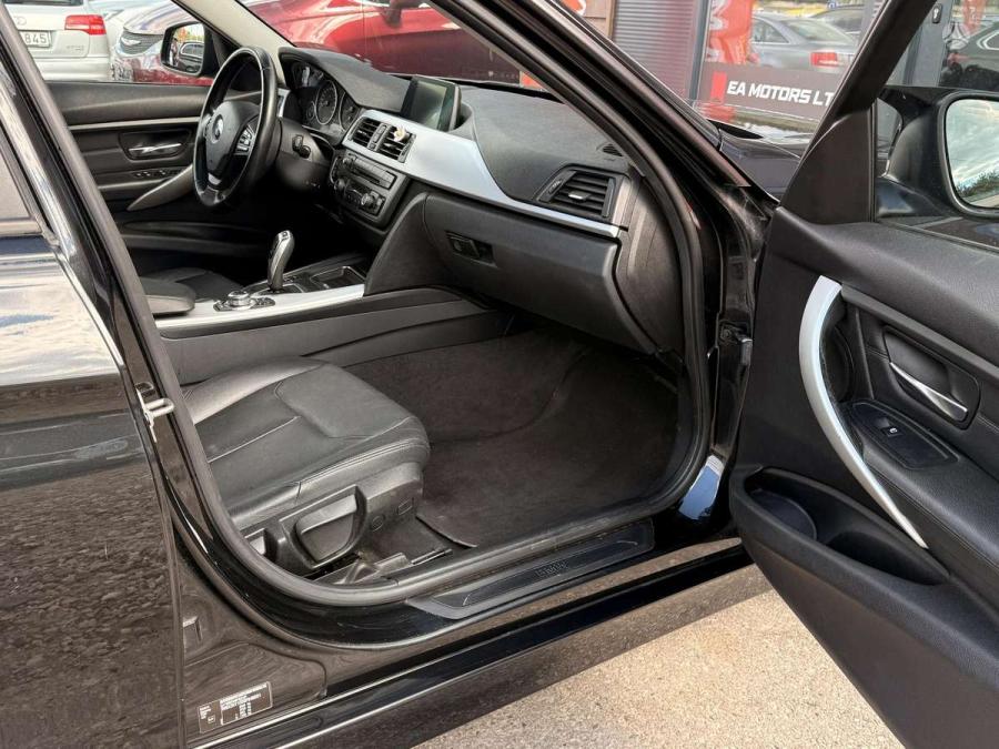 Black BMW 318 2013 in Vilnius, with an engine capacity of 2.00 L and mileage of 299 thousand km for 7100 €, photo 18 on AUTOMOTO.COM.LV