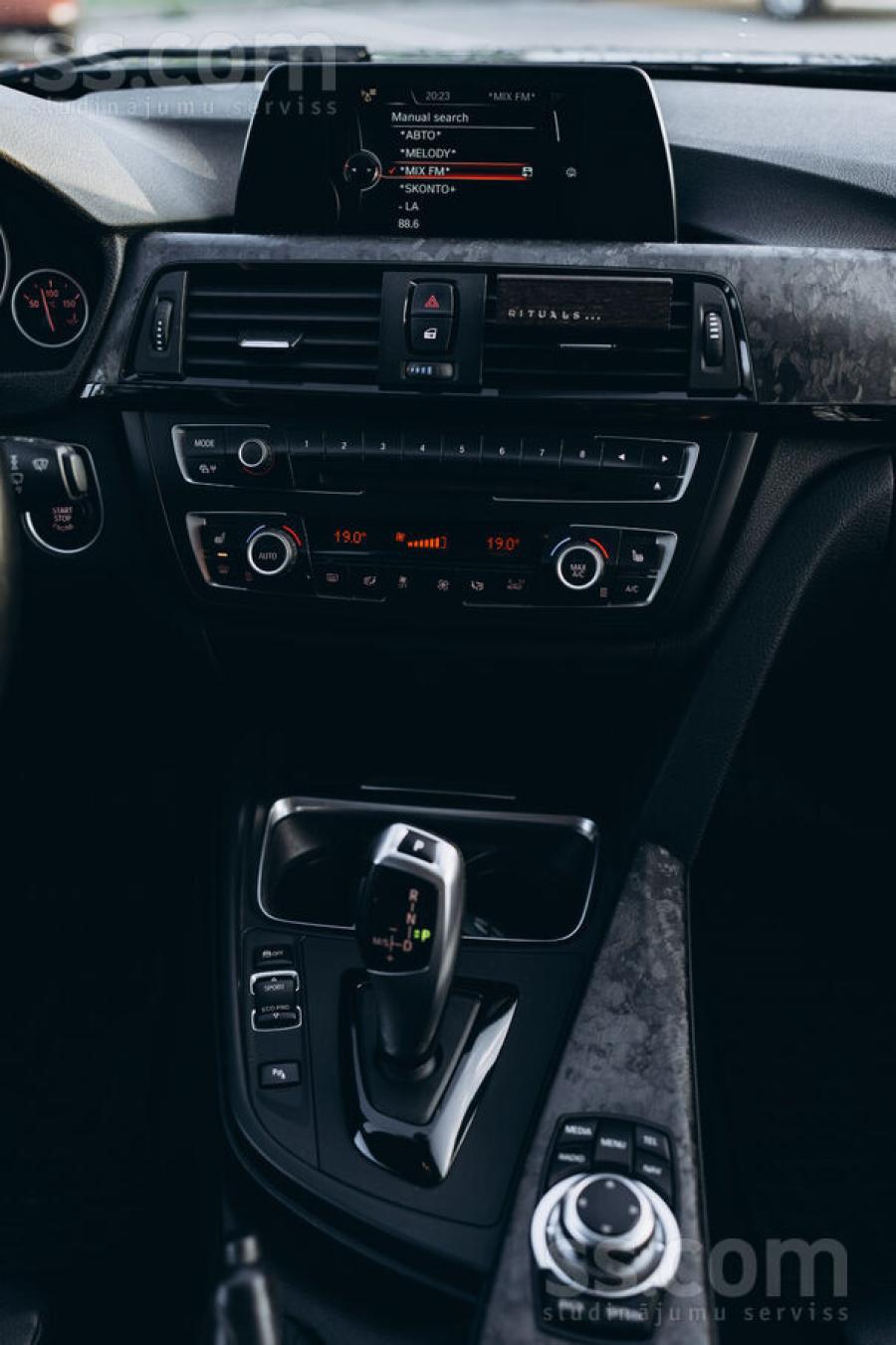 Black BMW 318 2014 in Riga, with an engine capacity of 2.00 L and mileage of 371 thousand km for 10000 €, photo 17 on AUTOMOTO.COM.LV