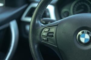 Melns BMW 318 2014 Rīga, ar dzinēja tilpumu 2.00 L un nobraukumu 324 tūkst. km par 7500 €, foto 20 vietnē AUTOMOTO.COM.LV