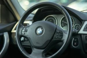 Melns BMW 318 2014 Rīga, ar dzinēja tilpumu 2.00 L un nobraukumu 324 tūkst. km par 7500 €, foto 26 vietnē AUTOMOTO.COM.LV