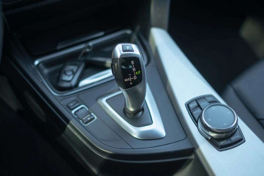 Melns BMW 318 2014 Rīga, ar dzinēja tilpumu 2.00 L un nobraukumu 324 tūkst. km par 7500 €, foto 27 vietnē AUTOMOTO.COM.LV