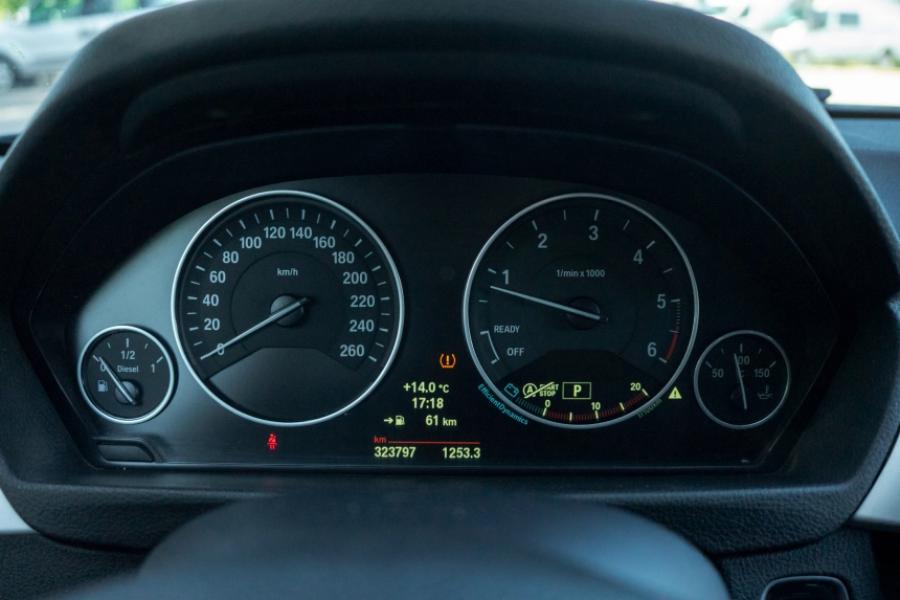 Melns BMW 318 2014 Rīga, ar dzinēja tilpumu 2.00 L un nobraukumu 324 tūkst. km par 7500 €, foto 31 vietnē AUTOMOTO.COM.LV