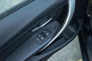 Melns BMW 318 2014 Rīga, ar dzinēja tilpumu 2.00 L un nobraukumu 324 tūkst. km par 7500 €, foto 54 vietnē AUTOMOTO.COM.LV