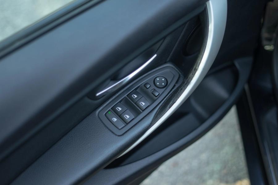 Melns BMW 318 2014 Rīga, ar dzinēja tilpumu 2.00 L un nobraukumu 324 tūkst. km par 7500 €, foto 54 vietnē AUTOMOTO.COM.LV