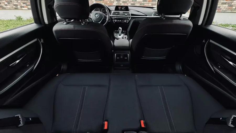 Black BMW 318 2019 in Riga, with an engine capacity of 2.00 L and mileage of 131 thousand km for 15400 €, photo 10 on AUTOMOTO.COM.LV