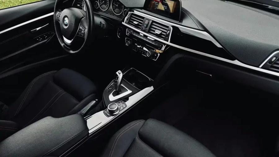 Black BMW 318 2019 in Riga, with an engine capacity of 2.00 L and mileage of 131 thousand km for 15400 €, photo 12 on AUTOMOTO.COM.LV