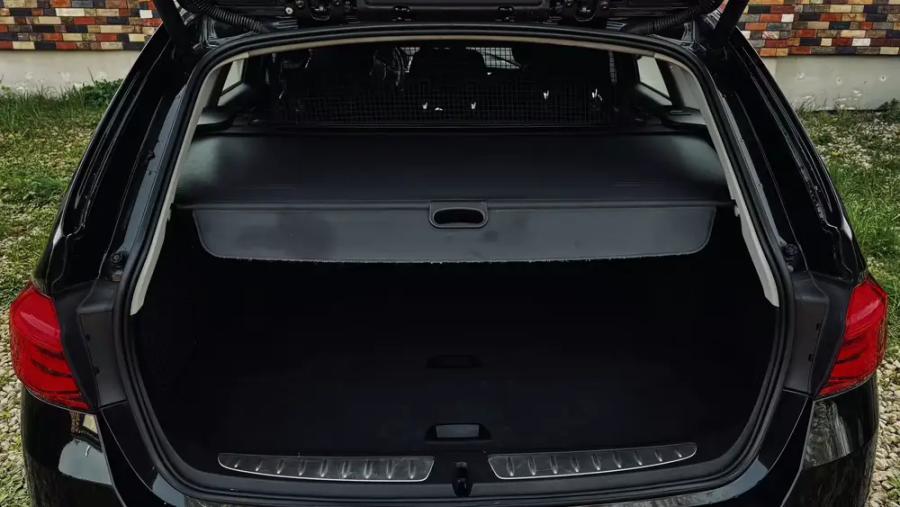 Black BMW 318 2019 in Riga, with an engine capacity of 2.00 L and mileage of 131 thousand km for 15400 €, photo 13 on AUTOMOTO.COM.LV