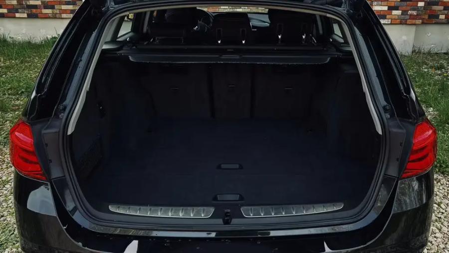 Black BMW 318 2019 in Riga, with an engine capacity of 2.00 L and mileage of 131 thousand km for 15400 €, photo 14 on AUTOMOTO.COM.LV