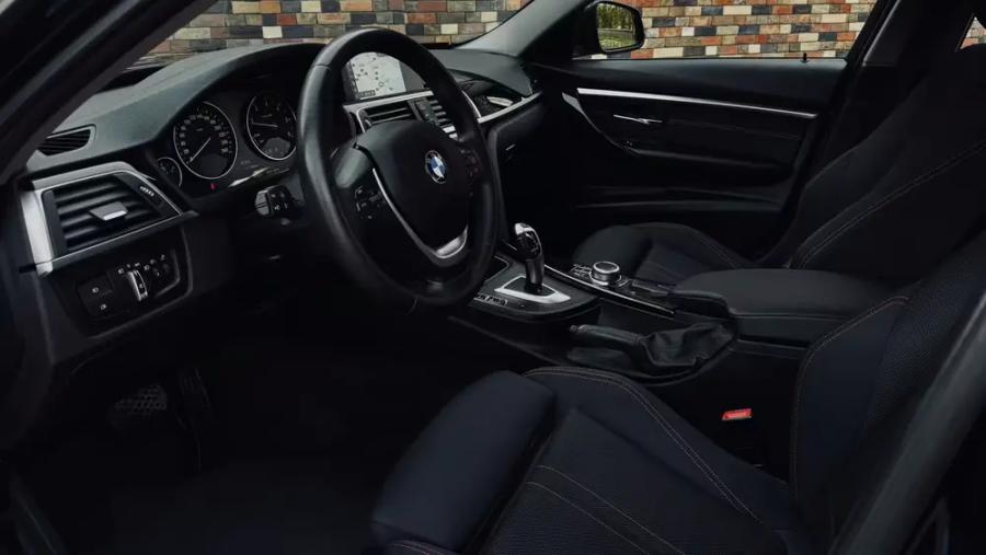 Black BMW 318 2019 in Riga, with an engine capacity of 2.00 L and mileage of 131 thousand km for 15400 €, photo 18 on AUTOMOTO.COM.LV