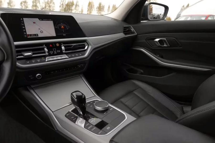 Melns BMW 318 2020 Jelgava, ar dzinēja tilpumu 2.00 L un nobraukumu 189 tūkst. km par 17500 €, foto 14 vietnē AUTOMOTO.COM.LV