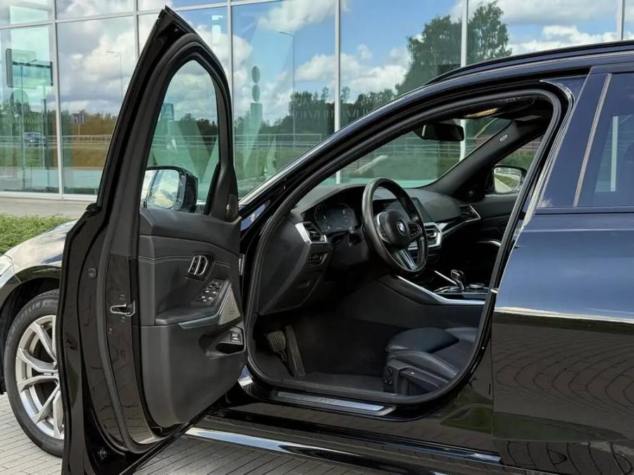 Black BMW 318 2020 in Rezekne, with an engine capacity of 2.00 L and mileage of 178 thousand km for 19990 €, photo 11 on AUTOMOTO.COM.LV