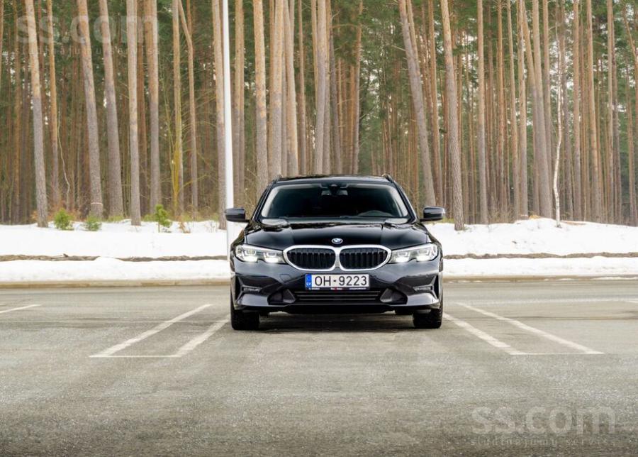 Black BMW 318 2021 in Riga, with an engine capacity of 2.00 L and mileage of 220 thousand km for 18190 €, photo 3 on AUTOMOTO.COM.LV