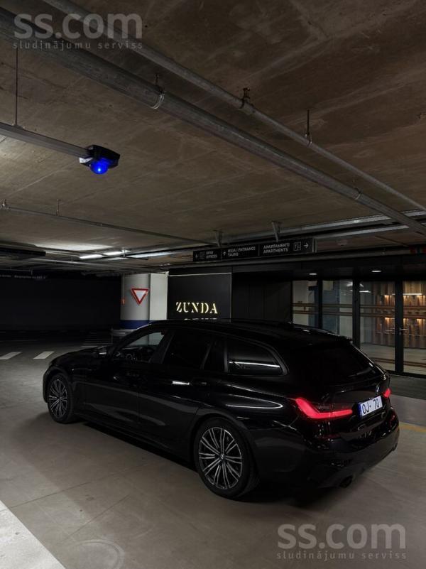 Black BMW 318 2021 in Riga, with an engine capacity of 2.00 L and mileage of 107 thousand km for 21500 €, photo 3 on AUTOMOTO.COM.LV