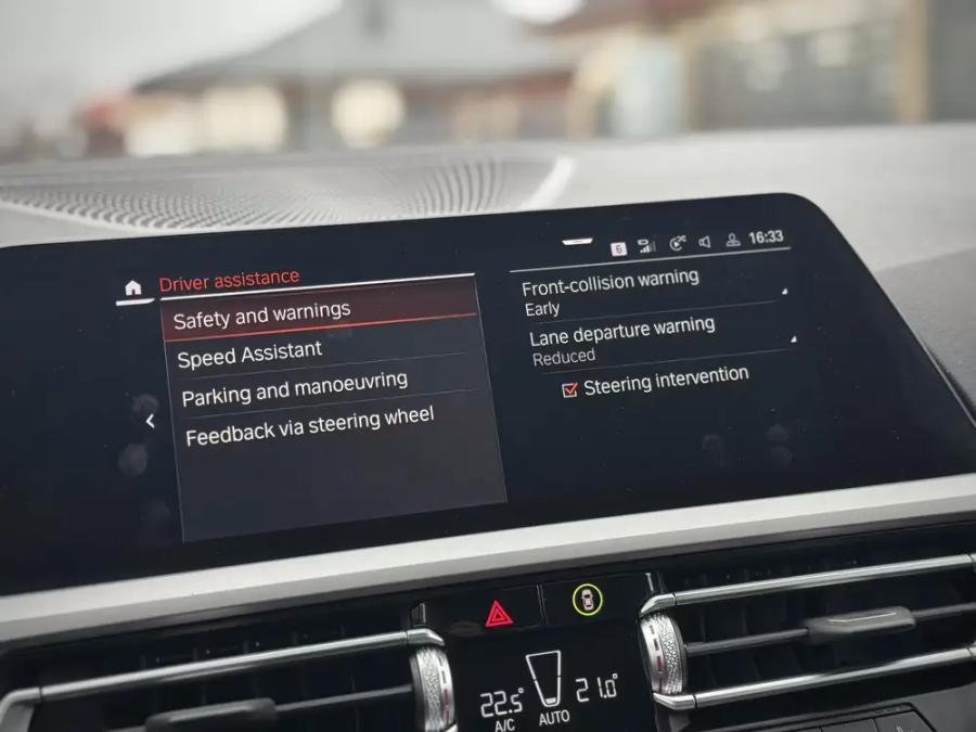 Melns BMW 318 2021 Jelgava, ar dzinēja tilpumu 2.00 L un nobraukumu 199 tūkst. km par 18990 €, foto 16 vietnē AUTOMOTO.COM.LV
