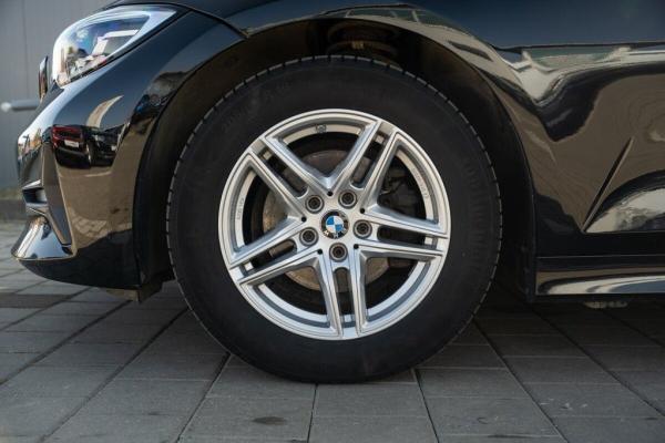 Black BMW 318 2021 in Vilnius, with an engine capacity of 2.00 L and mileage of 159 thousand km for 18550 €, photo 6 on AUTOMOTO.COM.LV