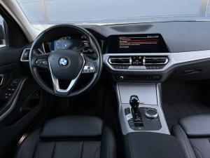 Black BMW 318 2021 in Riga, with an engine capacity of 2.00 L and mileage of 162 thousand km for 17990 €, photo 6 on AUTOMOTO.COM.LV