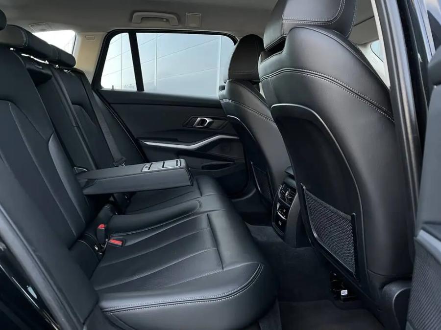 Black BMW 318 2021 in Riga, with an engine capacity of 2.00 L and mileage of 162 thousand km for 17990 €, photo 8 on AUTOMOTO.COM.LV