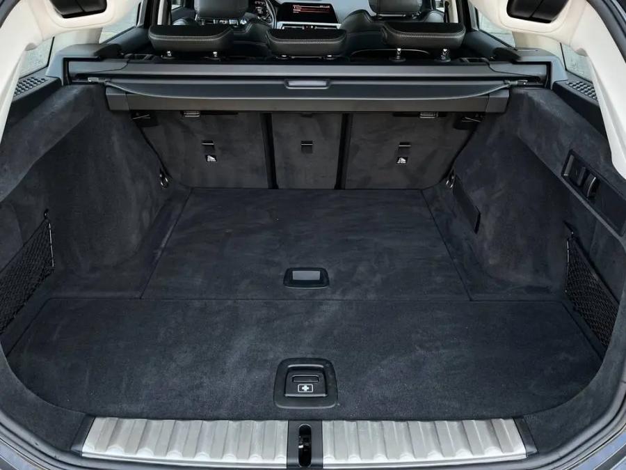 Black BMW 318 2021 in Riga, with an engine capacity of 2.00 L and mileage of 162 thousand km for 17990 €, photo 17 on AUTOMOTO.COM.LV