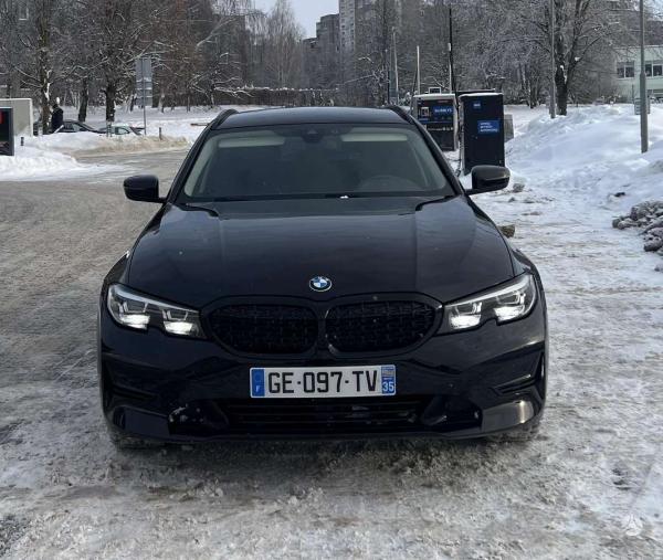 Black BMW 318 2022 in Vilnius, with an engine capacity of 2.00 L and mileage of 164 thousand km for 15500 €, photo 2 on AUTOMOTO.COM.LV