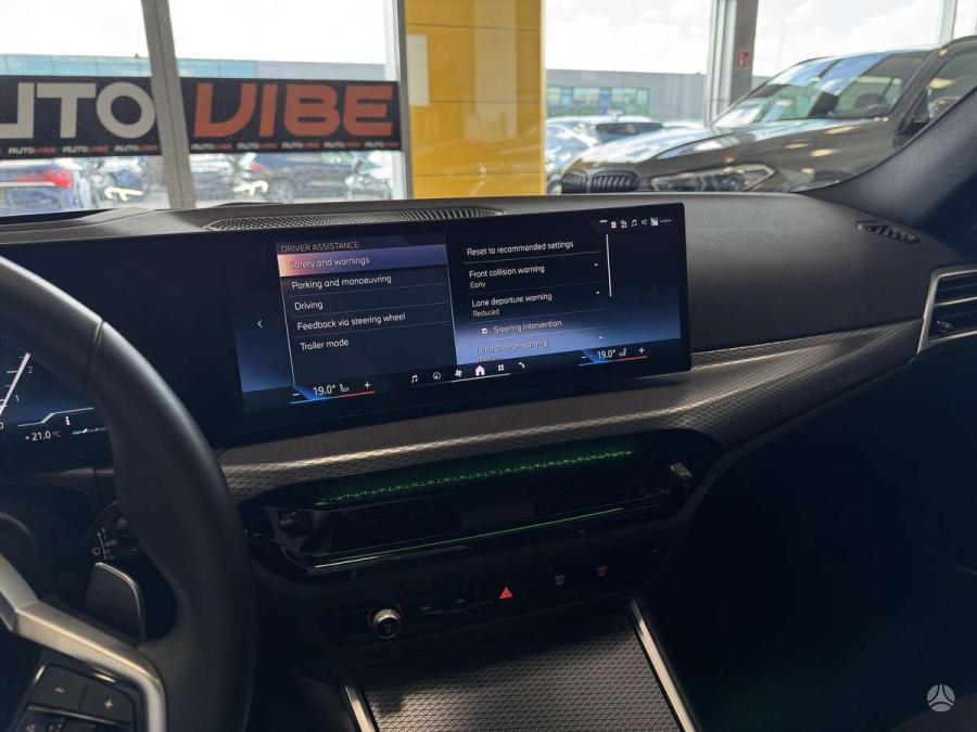 Black BMW 318 2024 in Vilnius, with an engine capacity of 2.00 L and mileage of 8 thousand km for 30555 €, photo 19 on AUTOMOTO.COM.LV