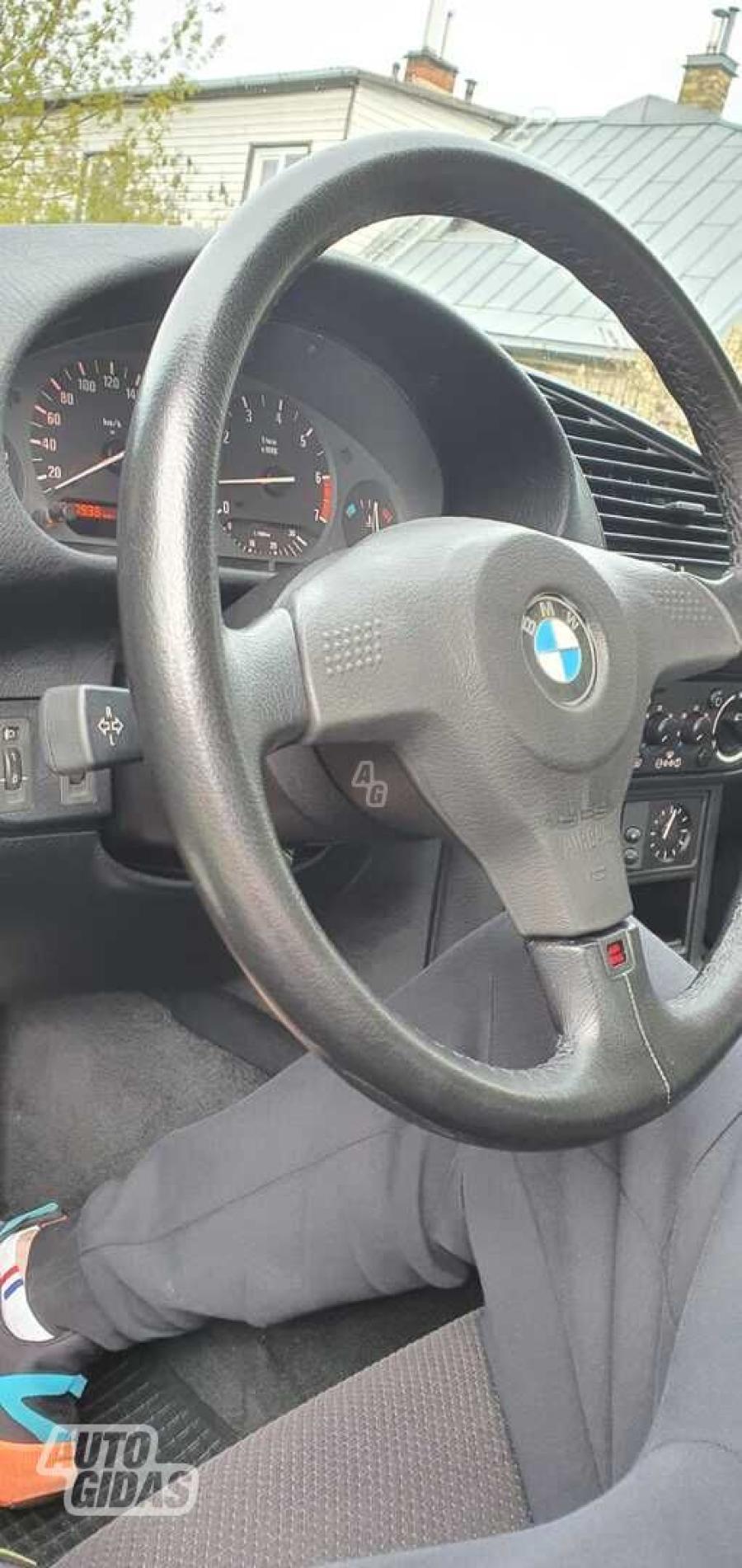 Zils BMW 318 1994 Panevēža, ar dzinēja tilpumu 1.80 L un nobraukumu 38 tūkst. km par 8500 €, foto 1 vietnē AUTOMOTO.COM.LV
