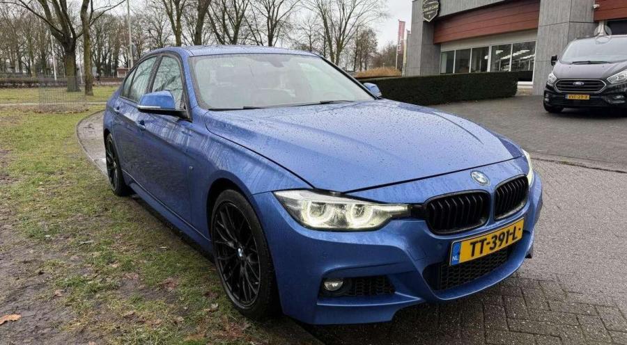 Blue BMW 318 2018 in Kaunas, with an engine capacity of 1.50 L and mileage of 145 thousand km for 9990 €, photo 3 on AUTOMOTO.COM.LV