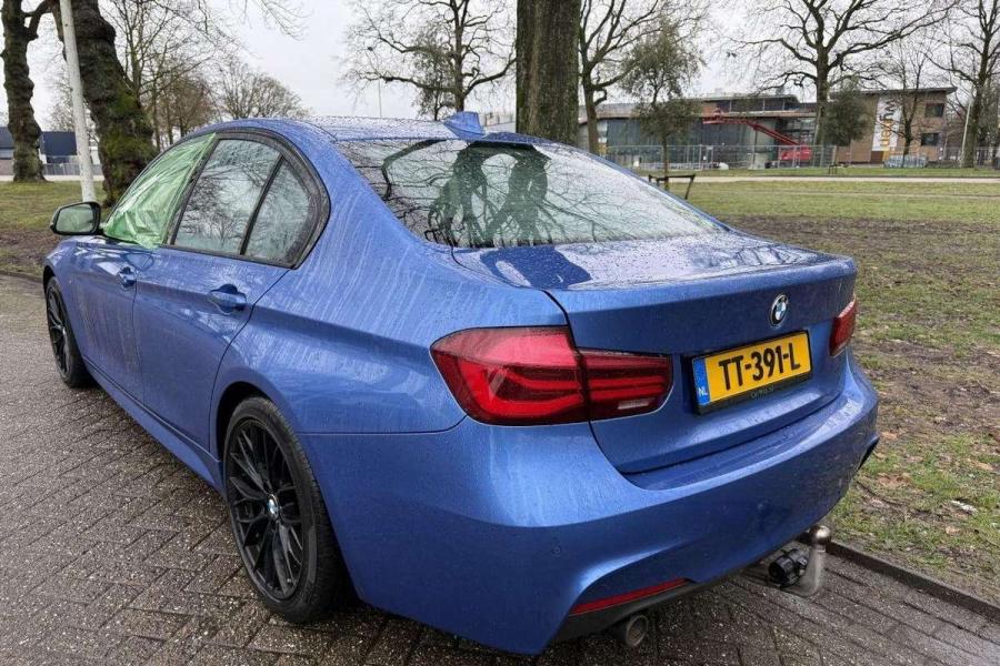 Blue BMW 318 2018 in Kaunas, with an engine capacity of 1.50 L and mileage of 145 thousand km for 9990 €, photo 6 on AUTOMOTO.COM.LV