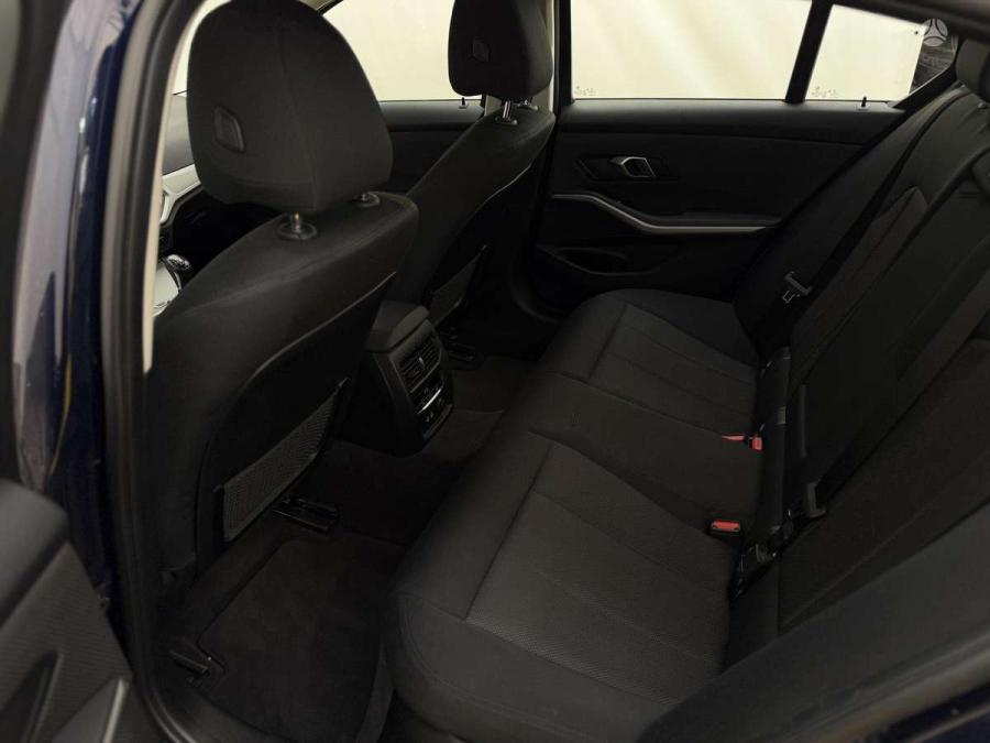 Blue BMW 318 2019 in Vilnius, with an engine capacity of 2.00 L and mileage of 83 thousand km for 15900 €, photo 12 on AUTOMOTO.COM.LV