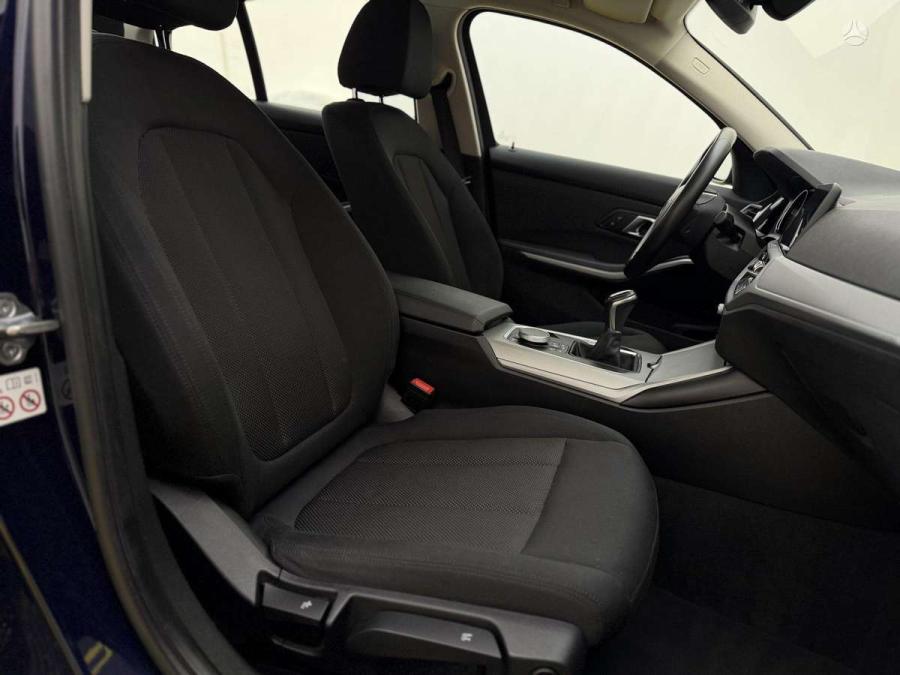 Blue BMW 318 2019 in Vilnius, with an engine capacity of 2.00 L and mileage of 83 thousand km for 15900 €, photo 14 on AUTOMOTO.COM.LV