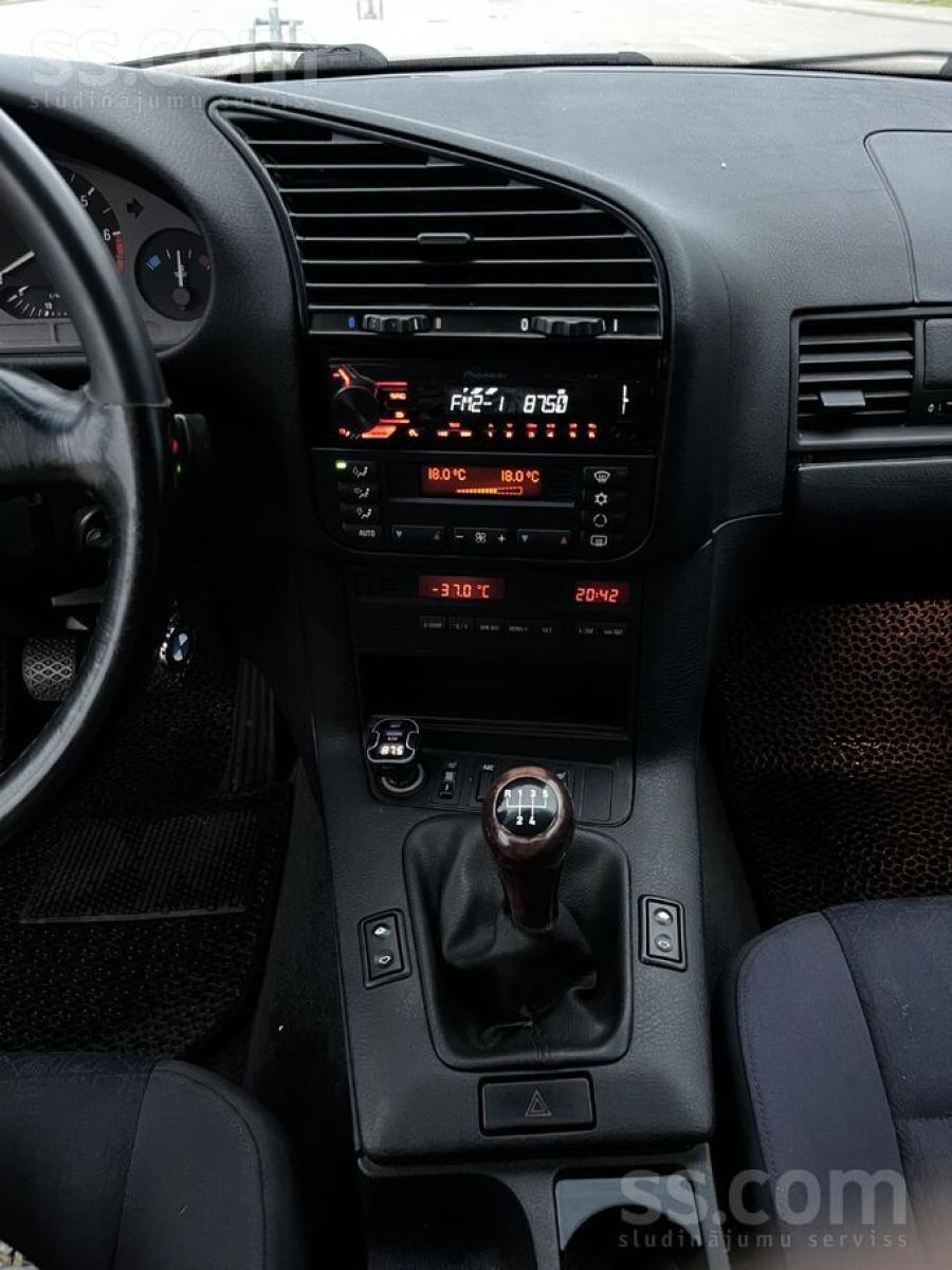 Zils BMW 318 1997 Rēzekne, ar dzinēja tilpumu 1.80 L un nobraukumu 266 tūkst. km par 2600 €, foto 24 vietnē AUTOMOTO.COM.LV