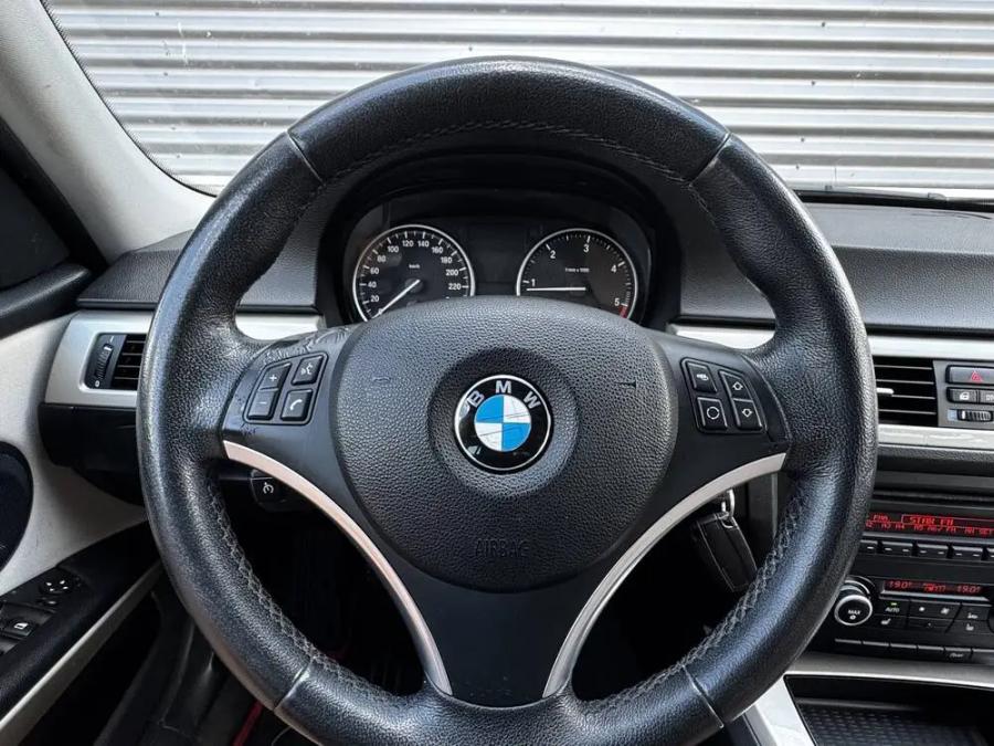 Blue BMW 318 2010 in Riga, with an engine capacity of 2.00 L and mileage of 239 thousand km for 3300 €, photo 15 on AUTOMOTO.COM.LV