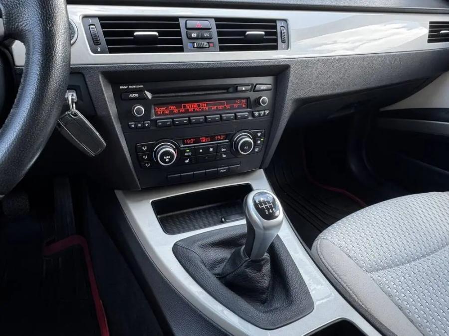 Blue BMW 318 2010 in Riga, with an engine capacity of 2.00 L and mileage of 239 thousand km for 3300 €, photo 17 on AUTOMOTO.COM.LV