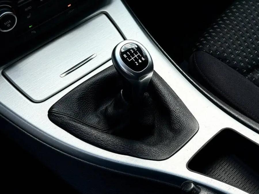 Blue BMW 318 2011 in Riga, with an engine capacity of 2.00 L and mileage of 247 thousand km for 4700 €, photo 30 on AUTOMOTO.COM.LV
