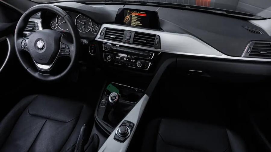 Zils BMW 318 2016 Jelgava, ar dzinēja tilpumu 2.00 L un nobraukumu 236 tūkst. km par 8950 €, foto 25 vietnē AUTOMOTO.COM.LV