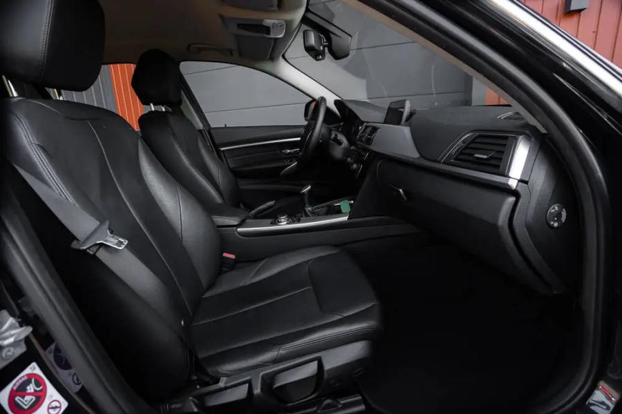 Zils BMW 318 2016 Jelgava, ar dzinēja tilpumu 2.00 L un nobraukumu 236 tūkst. km par 8950 €, foto 28 vietnē AUTOMOTO.COM.LV
