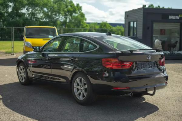 Brown BMW 318 2014 in Liepaja, with an engine capacity of 2.00 L and mileage of 174 thousand km for 12950 €, photo 2 on AUTOMOTO.COM.LV