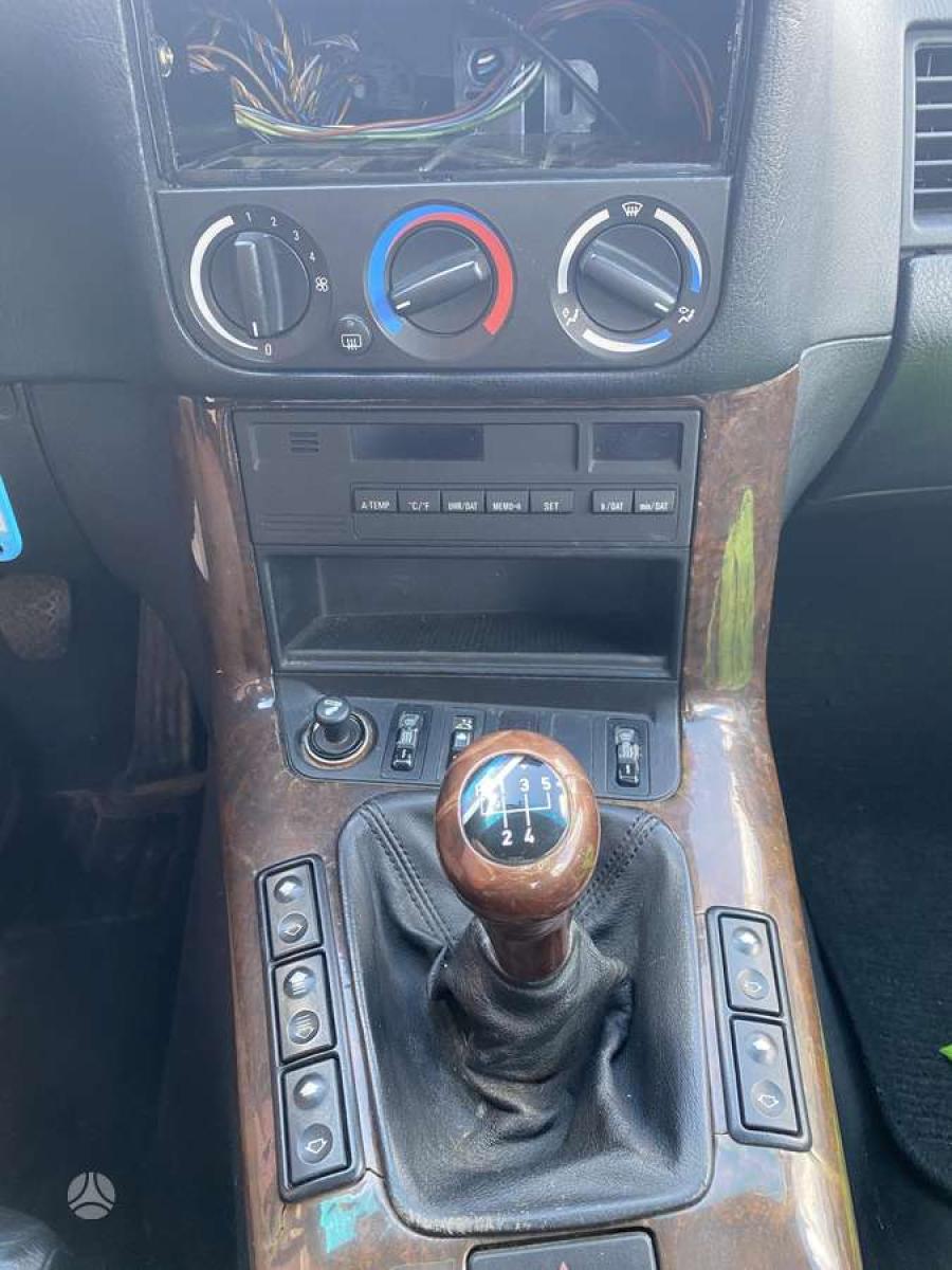 Green BMW 318 1996 in Kaunas, with an engine capacity of 1.80 L and mileage of 266 thousand km for 2999 €, photo 13 on AUTOMOTO.COM.LV